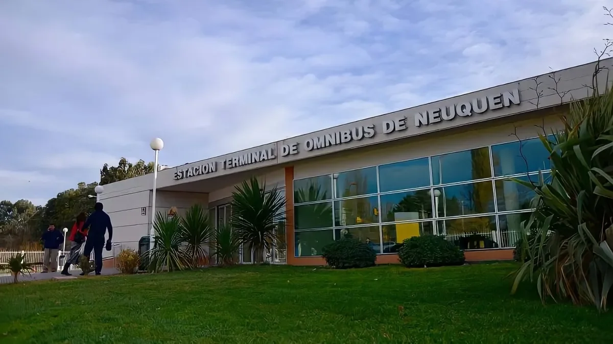 Tragedia en la terminal de Neuquén: una pasajera fallece tras ...